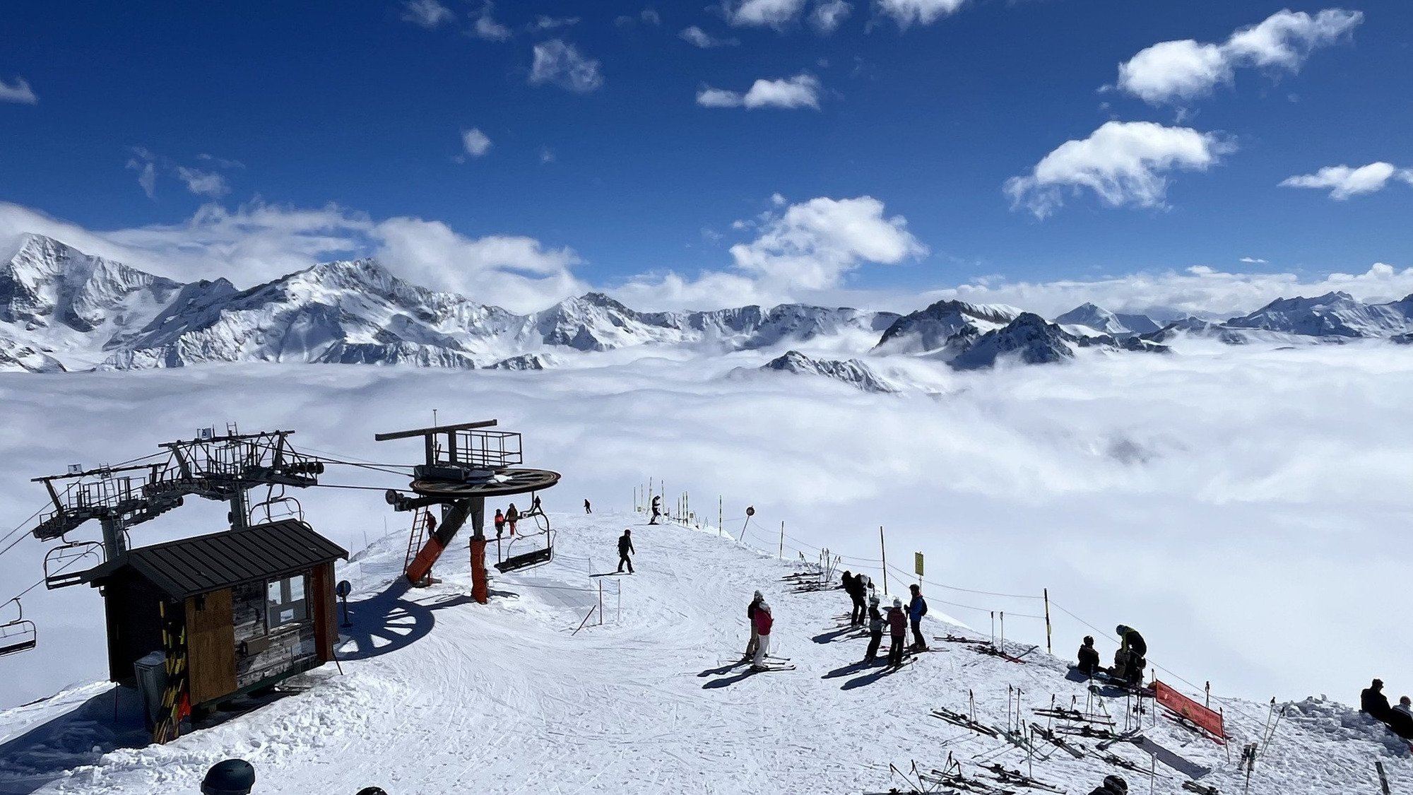 Les Contamines : poudreuse au soleil au-dessus d’une mer de nuages ...